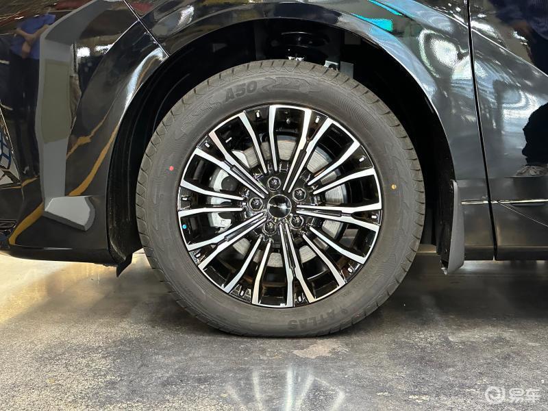 东风风行游艇V9实车亮相 搭载1.5T插混系统/综合续航1150km_腾讯新闻