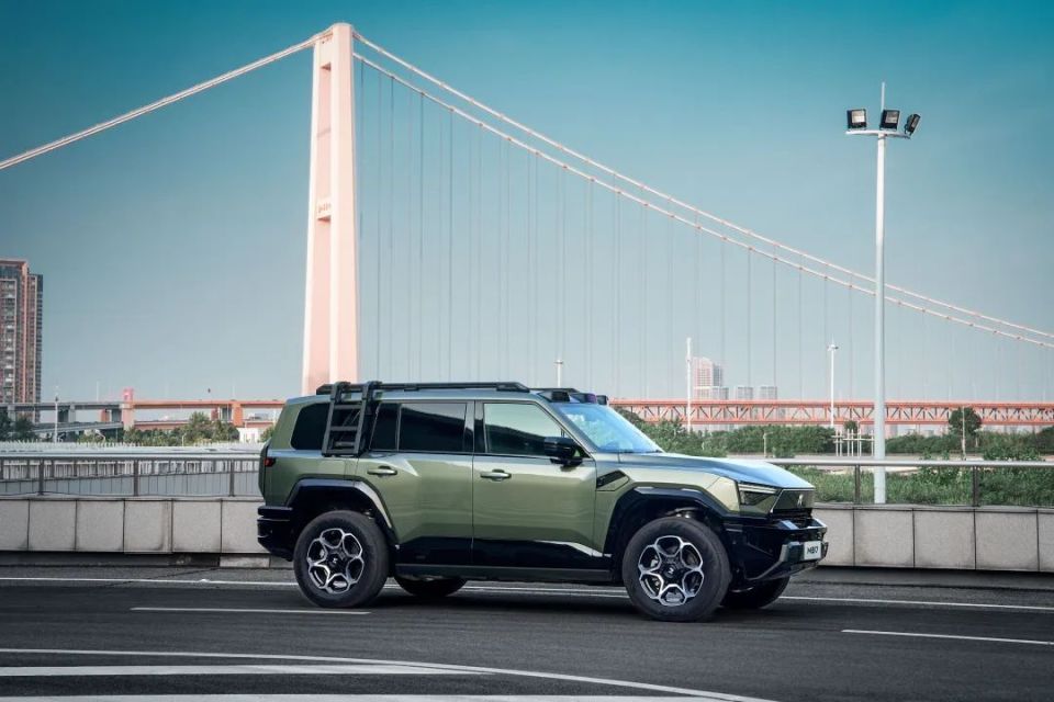 全栈华为带你去撒野？猛士M817豪华智能越野SUV预售32.99万起_腾讯新闻