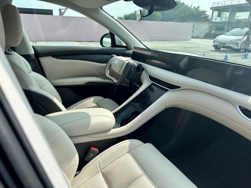 场地试驾智己LS6，20多万能带来怎样的刺激惊喜？_腾讯新闻