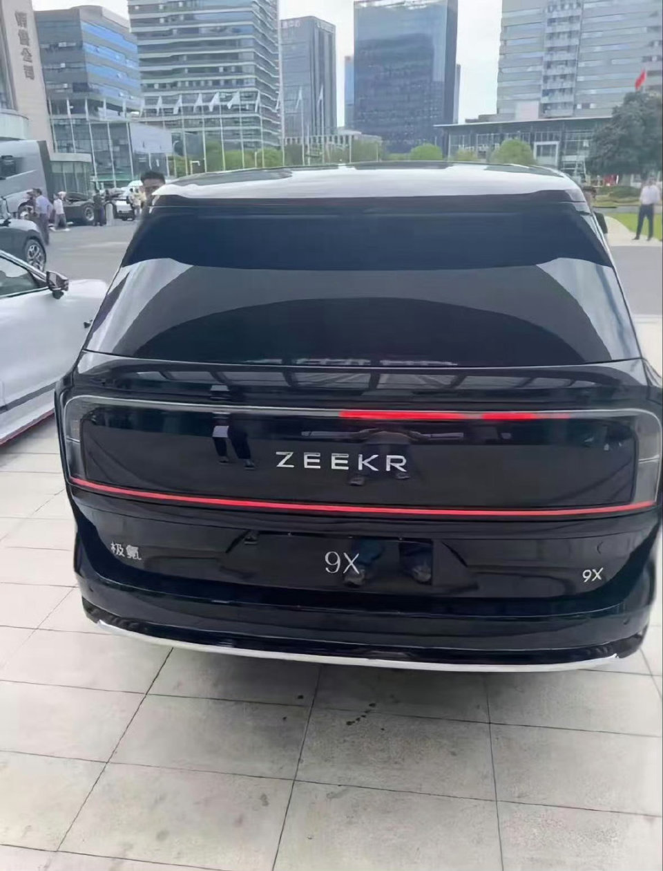 极氪9X实车现身，大过问界M9+天地门，配897马力+双腔空悬+CCD_腾讯新闻