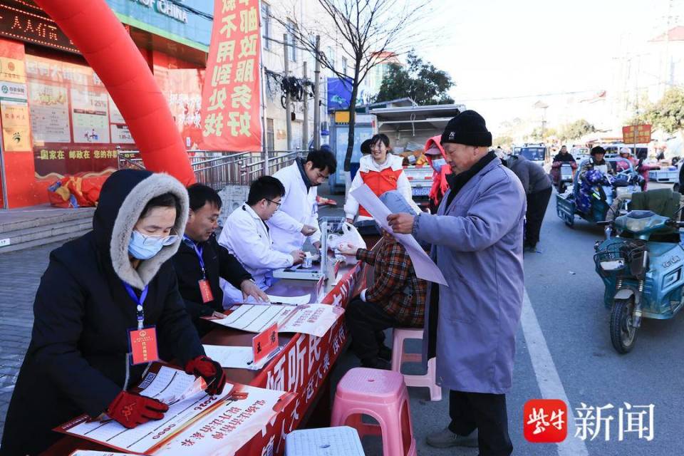连云港市赣榆区塔山镇：代表委员集市“摆摊” 零距离听民声解民忧_腾讯新闻
