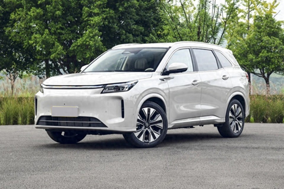 新款蓝电E5 PLUS上市，车长4760mm，5/7座都有，纯电续航230km_腾讯新闻