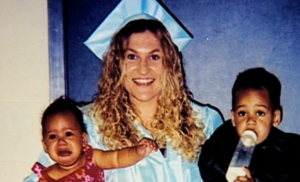 女子去检查身上的胎记，却发现那是她的双胞胎姐妹_腾讯新闻