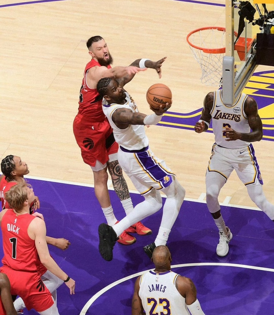 湖人110-93大胜猛龙，东契奇复出，最佳球员不是詹姆斯，是艾顿！_腾讯新闻