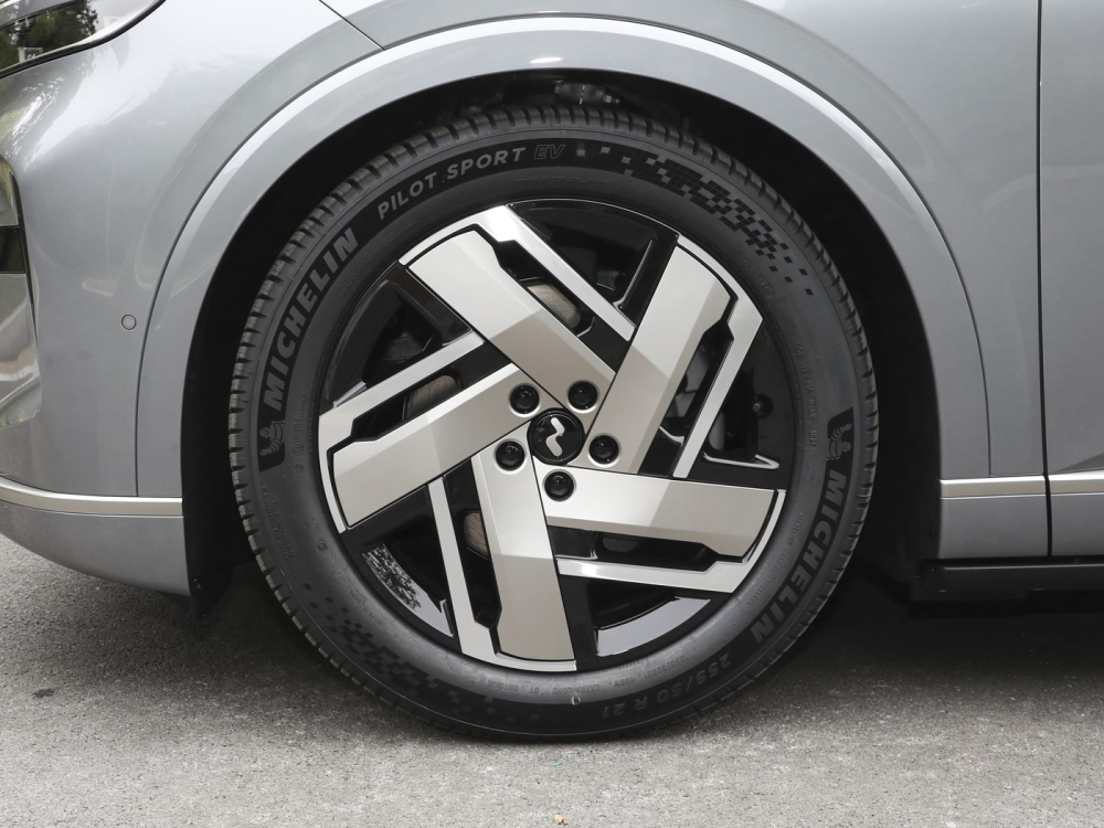 【新车原配胎】最低只要17.98万元起，乐道L90正式上市，原厂用什么轮胎？_腾讯新闻