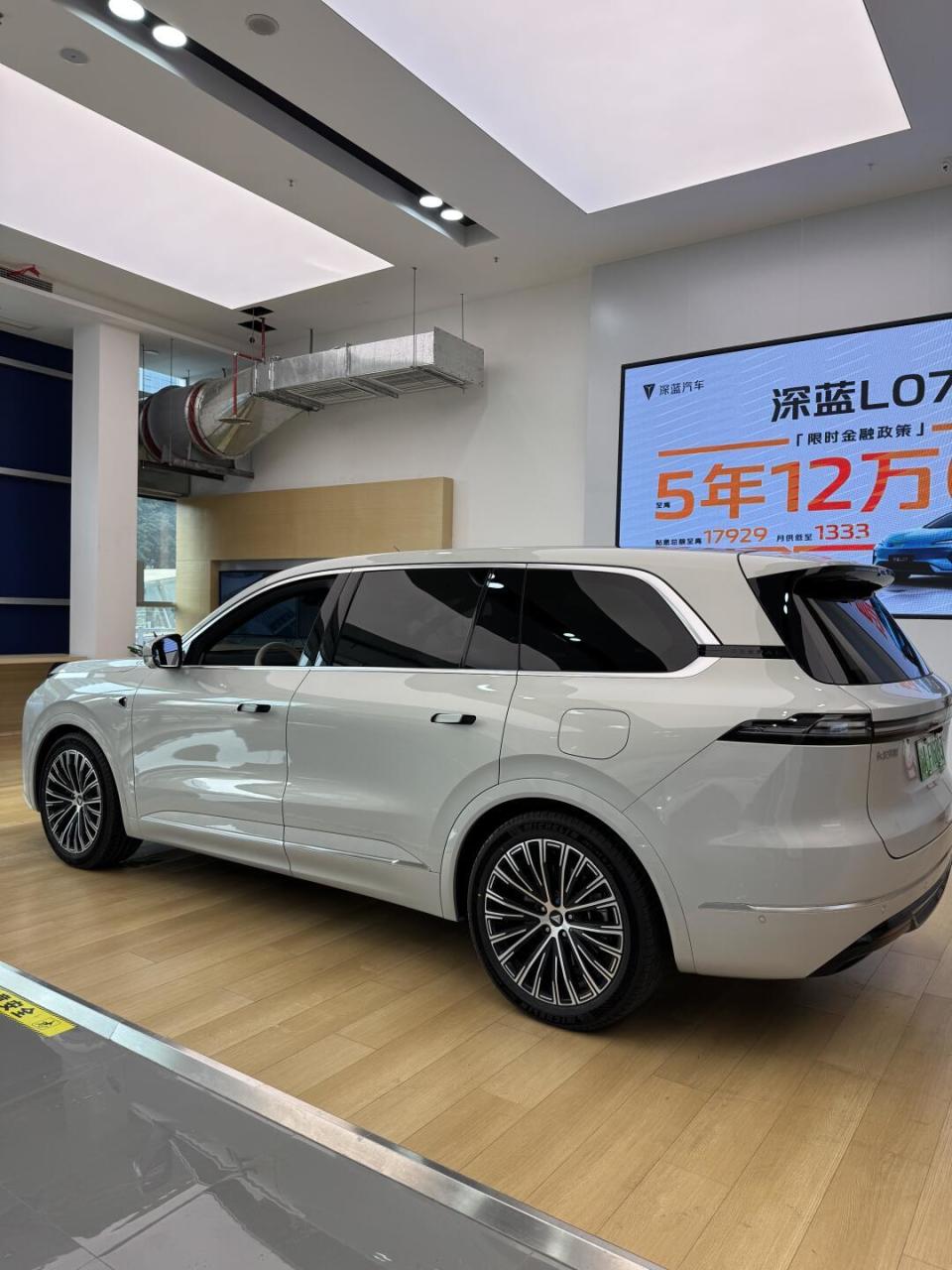 深蓝S09实车到店，长超5米2+华为智驾，配492马力+空悬魔毯CDC_腾讯新闻