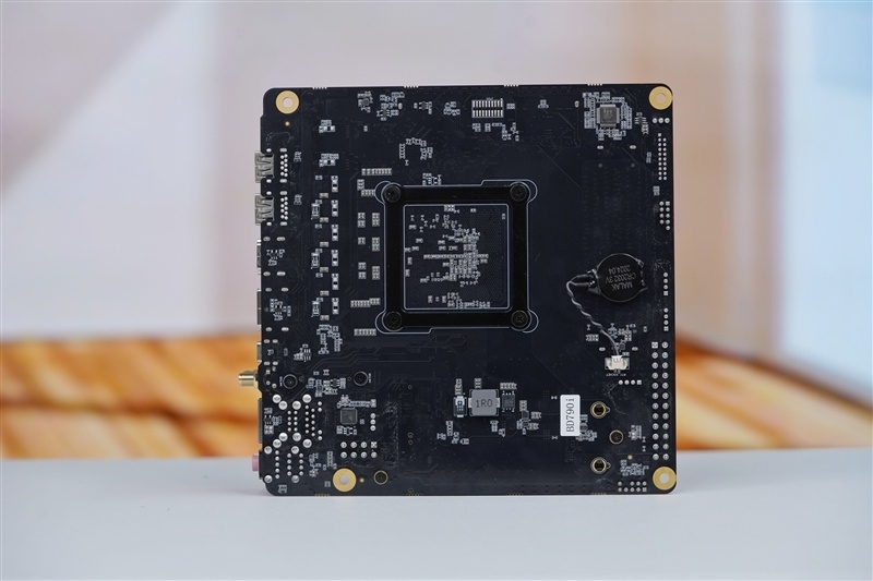 锐龙9 7945HX、ITX主板合体！铭凡BD790i评测：100W稳定释放 还能外接显卡_腾讯新闻