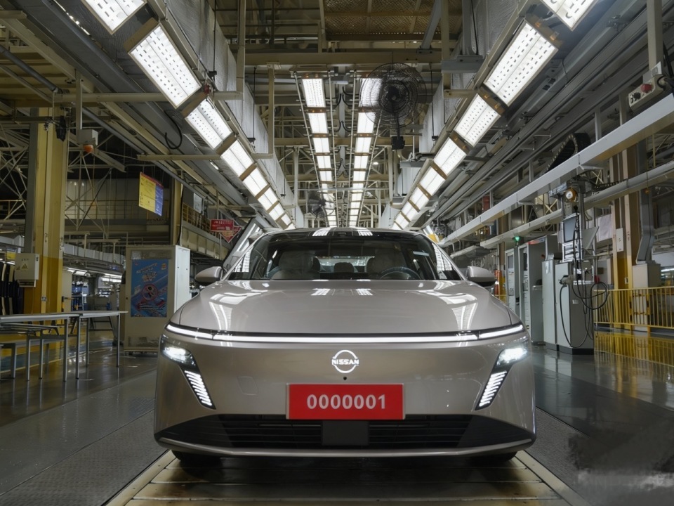 东风日产N6现身街头，大过秦L DM-i，配211马力+续航150km_腾讯新闻