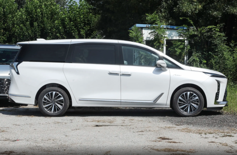 推荐尊享版车型，全系标配48V轻混系统，26款别克GL8购车指南来了_腾讯新闻