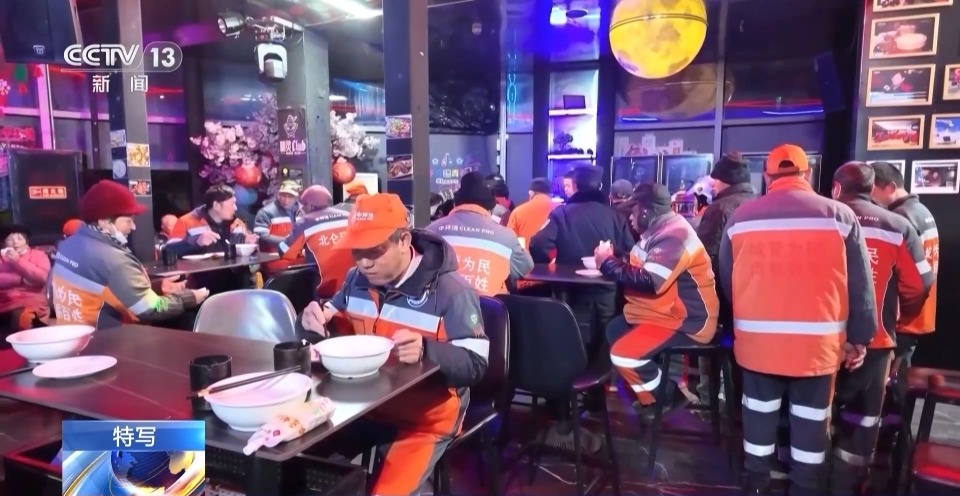 视频丨爱心早餐十年接力 温暖环卫工人_腾讯新闻