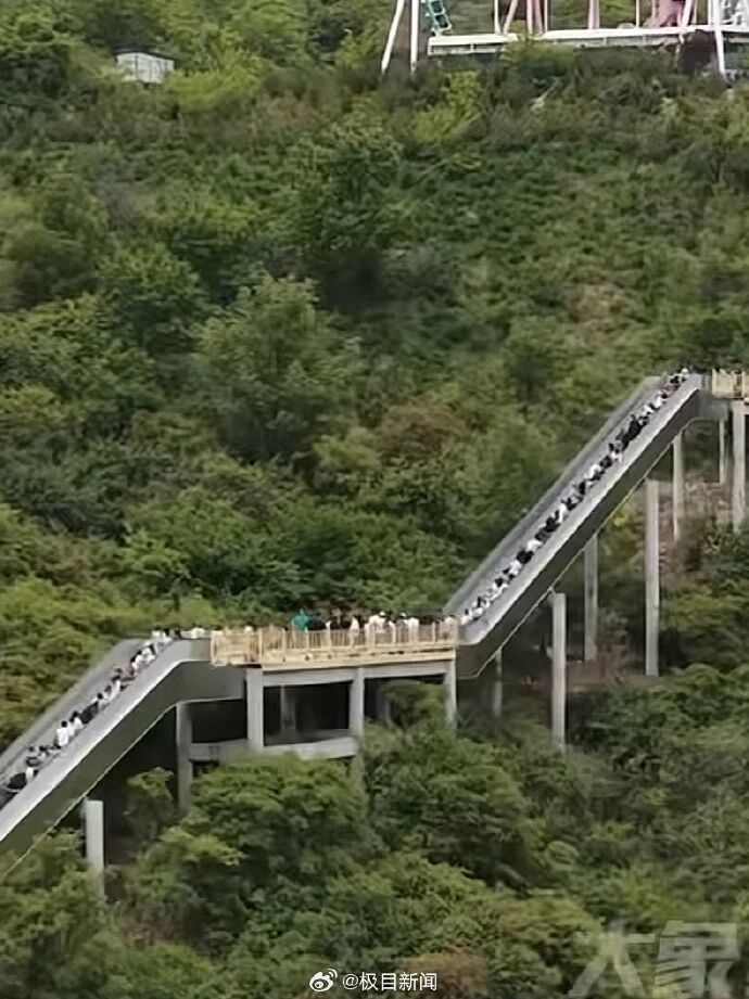河南一景区建成近30部电梯，游客可体验 “无痛爬山”，被质疑是过度开发；景区回应：电梯占地规模有限，适配亲子及中老年游客出行_腾讯新闻