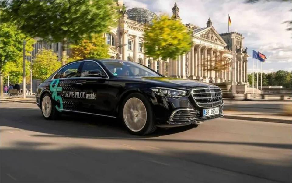 95公里/时，奔驰最新L3自驾系统获准上路_腾讯新闻