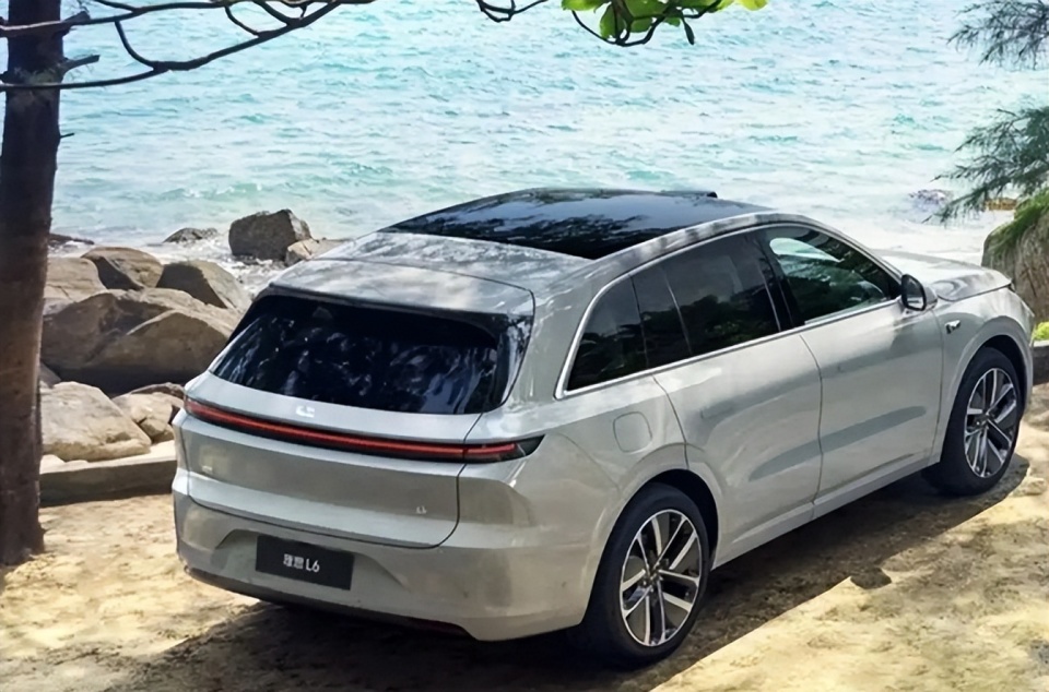 “增程三杰”怎么选？问界M7、理想L6、星纪元ET横评_腾讯新闻