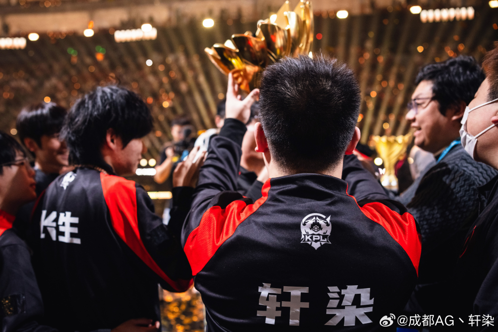 一个关于成长的故事，走进KPL新人MVP轩染的内心世界_腾讯新闻