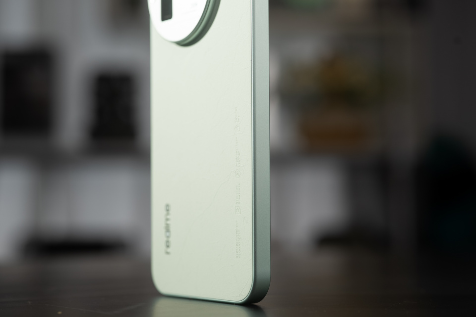 可能是“最容易买到的GR相机”——街拍神器真我GT8 Pro评测_腾讯新闻