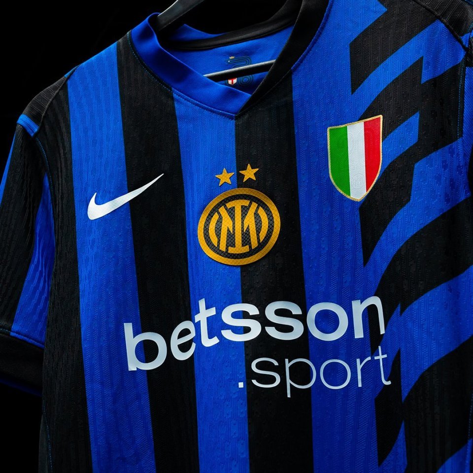 国际米兰新赛季主场球衣公布，队徽上方秀上两星代表意甲20冠_腾讯新闻