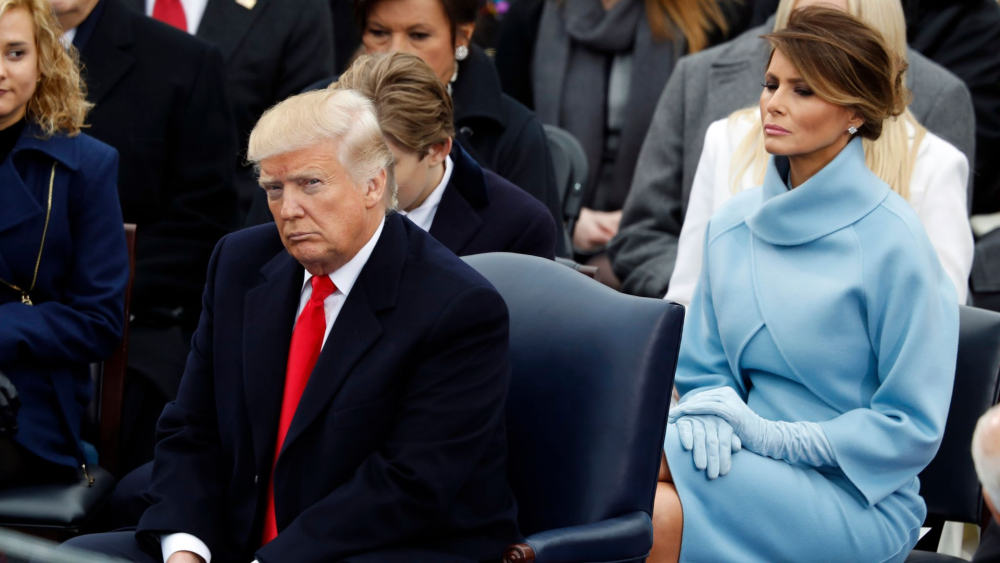 特朗普佩戴紫色领带现身总统就职典礼，传递什么信息？_腾讯新闻