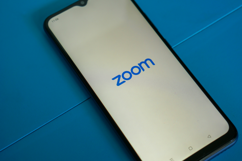 深度｜对话Zoom CEO 袁征：为什么AI使Zoom更具有护城河？_腾讯新闻