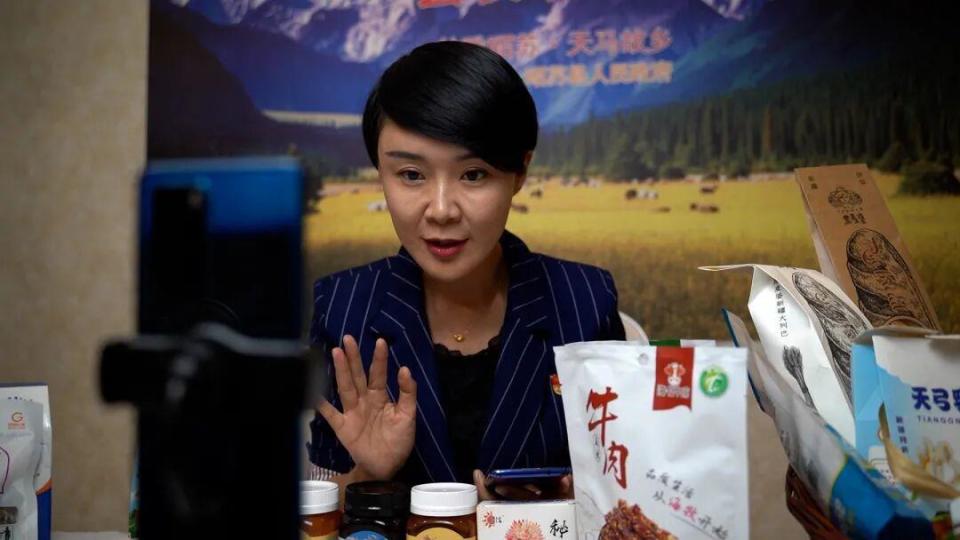 好友见证贺娇龙从苦孩子成长为“推介官”，多人已赶赴昭苏送她最后一程，有摄影师缺席她最后一次拍摄遗憾自责_腾讯新闻