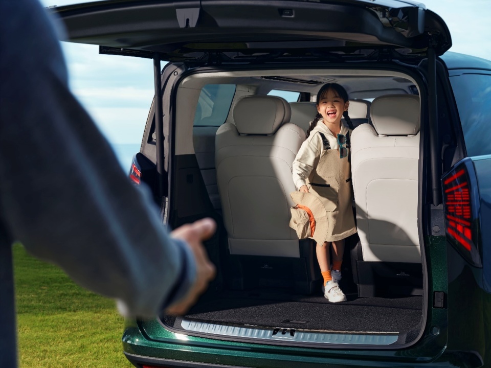 “全球唯一四排八座MPV”吉利银河翼真L380预售价33.99万元起_腾讯新闻