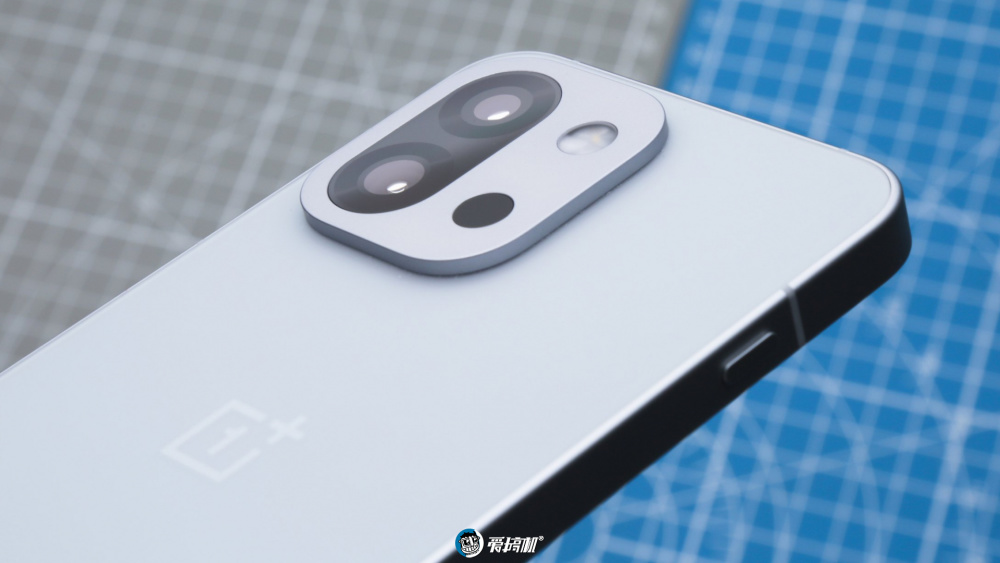 2899元起小直屏，一加13T评测：大电池骁龙8E，小小的也很可爱啊_腾讯新闻