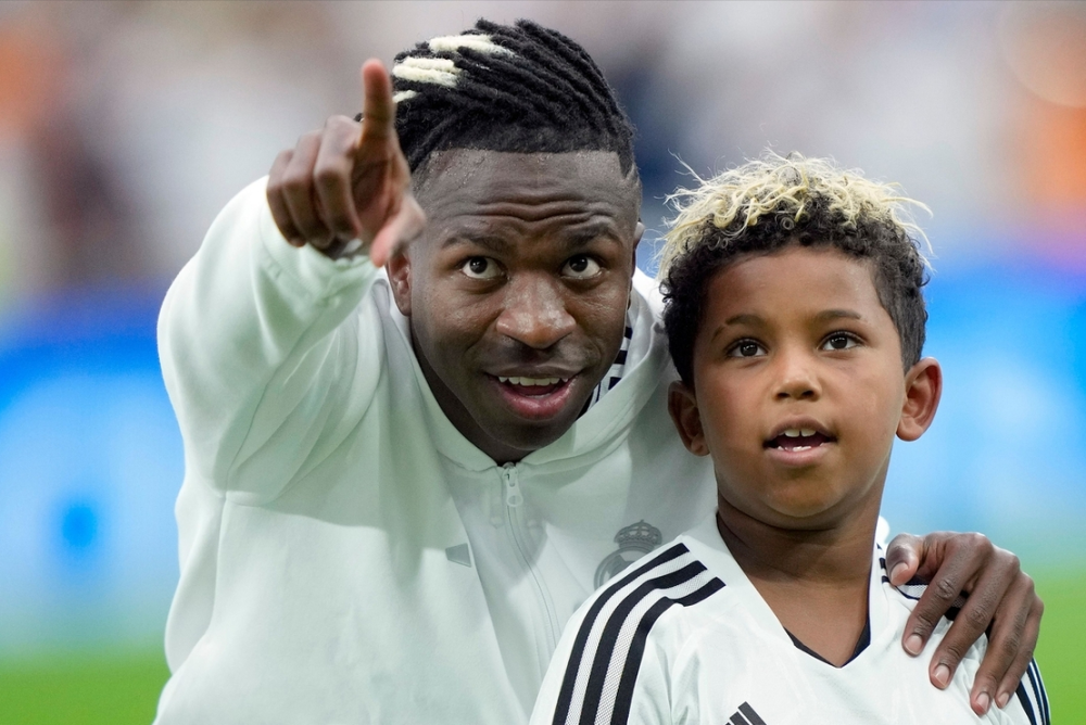 金球奖提前泄漏？皇马1.8亿巨星维尼修斯获奖？引发争议声一大片_腾讯新闻