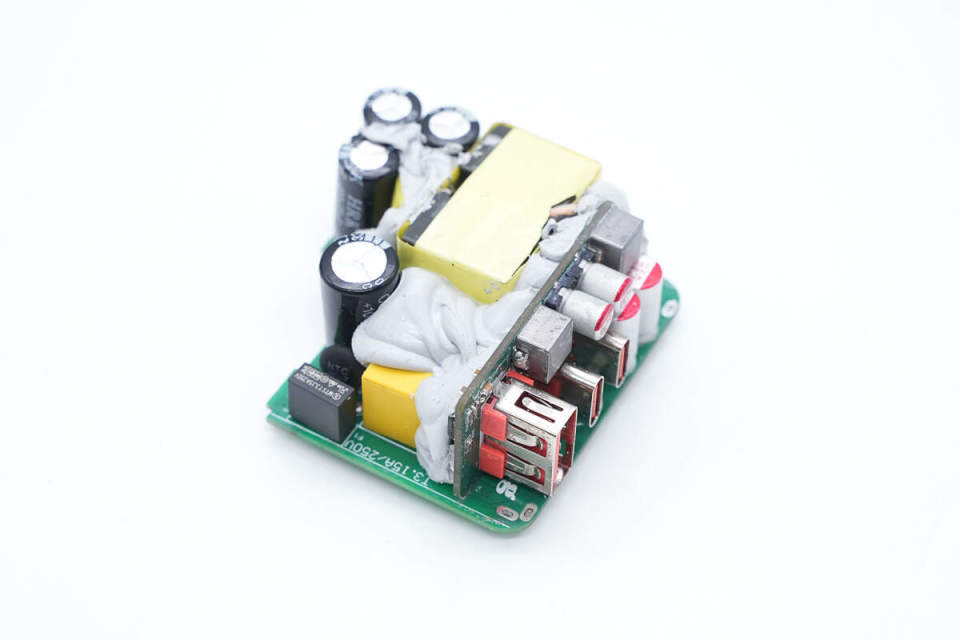 内置英集芯IP2726协议芯片，众森泰65W氮化镓充电器拆解_腾讯新闻