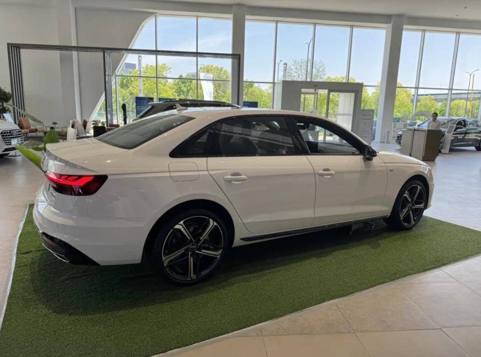 新车不到20万的奥迪A4L值得抄底吗？为此我去了趟4S店_腾讯新闻