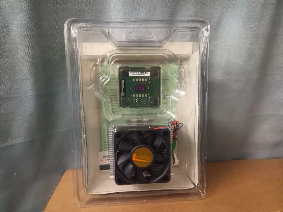 22 年前的古董：未开封的 AMD Athlon XP 2000 + 处理器现身_腾讯新闻