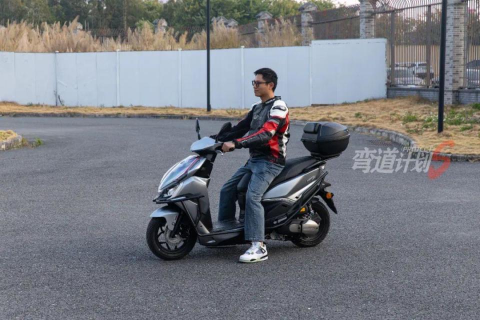 QJMOTOR鸿150RS试驾报告丨新行业标杆_腾讯新闻