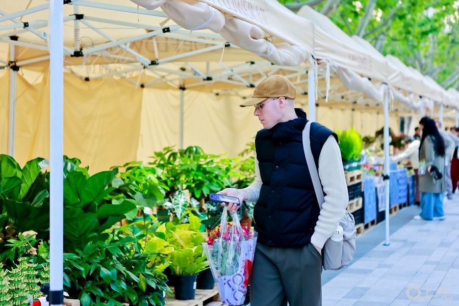 城市花市回归、首店潮店新开、小马路变游戏场，市中心假期好去处已“就位”_腾讯新闻