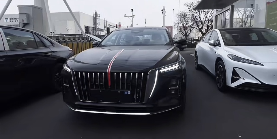 红旗H5 PHEV实车到店，内外细节调整，配378马力+续航超1600km_腾讯新闻