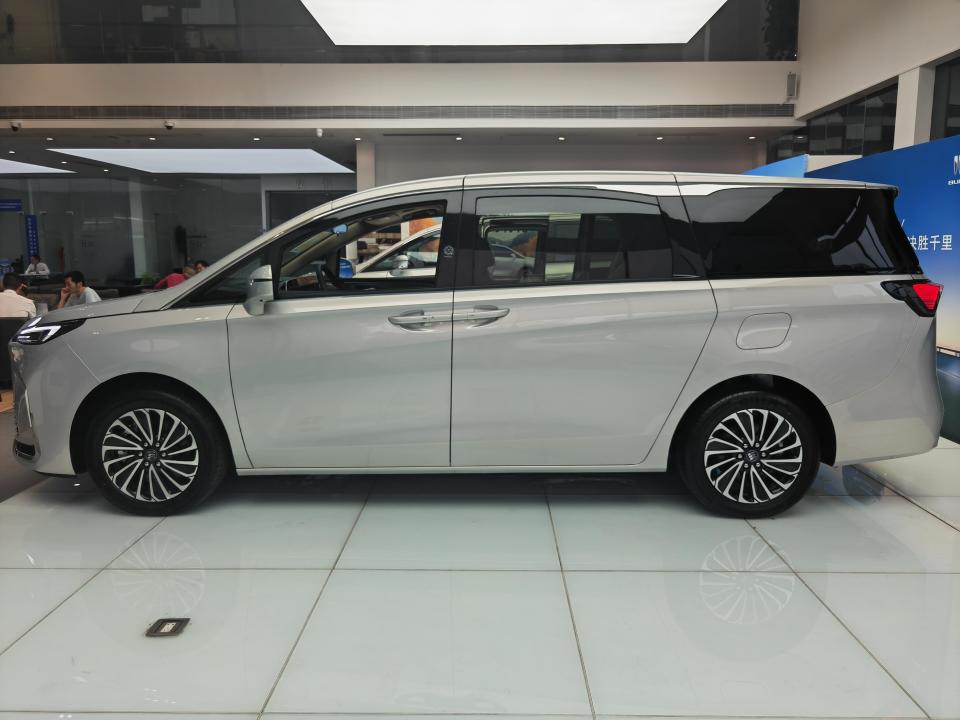 别克GL8陆尚到店实拍，大过比亚迪夏，配397马力+续航1420km_腾讯新闻