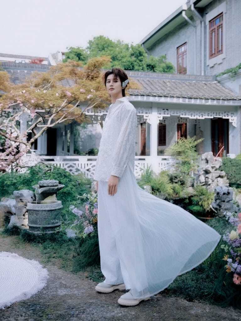 JICHENG吉承2025春夏“花舞”系列首秀，登陆百年秋水山庄_腾讯新闻