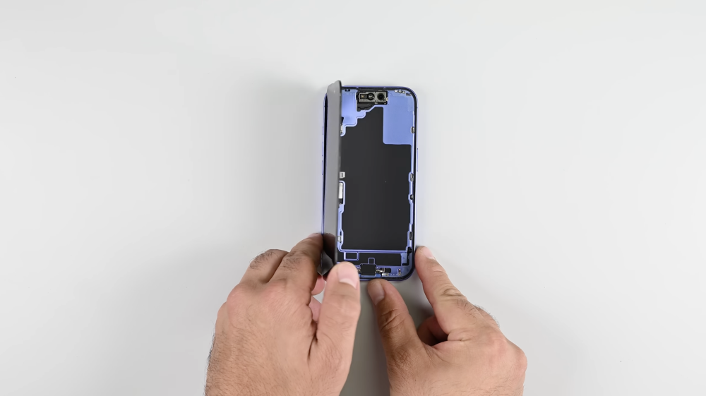 iPhone 16拆解报告：更容易维修，但苹果又有新套路！_腾讯新闻