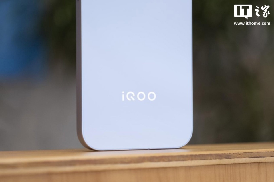 iQOO Z11 Turbo 图赏，大 R 角 + 金属中框，质感越级_腾讯新闻