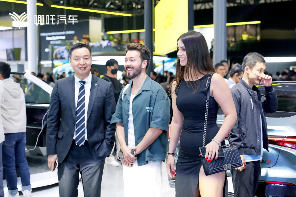 “Snapdragon Ride Flex（SA8775P）舱驾融合平台”全球首搭哪吒汽车_腾讯新闻