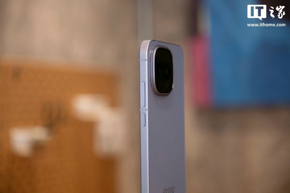 iQOO Z11 Turbo 图赏，大 R 角 + 金属中框，质感越级_腾讯新闻