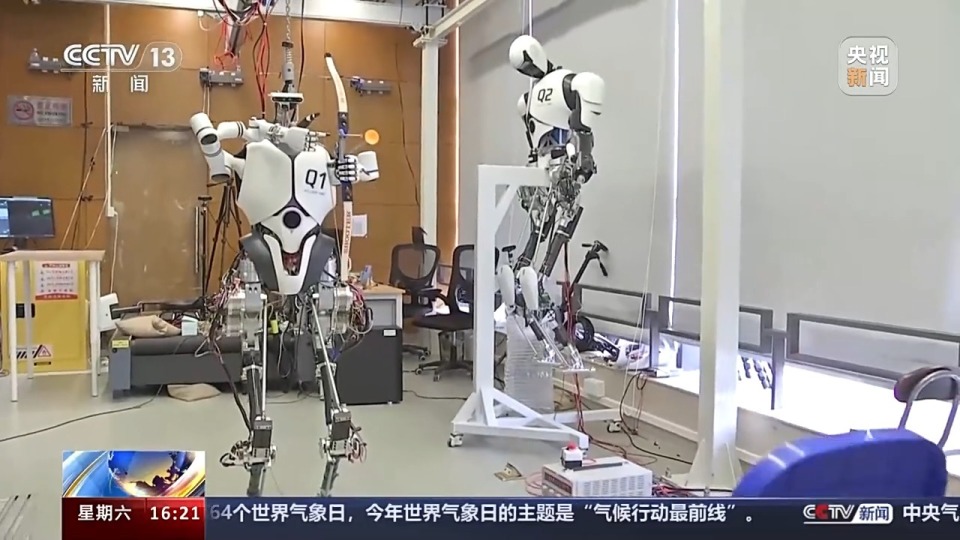 Q系列人形机器人会射箭、挑菜、拿水……真的有点“赛博”了！_腾讯新闻