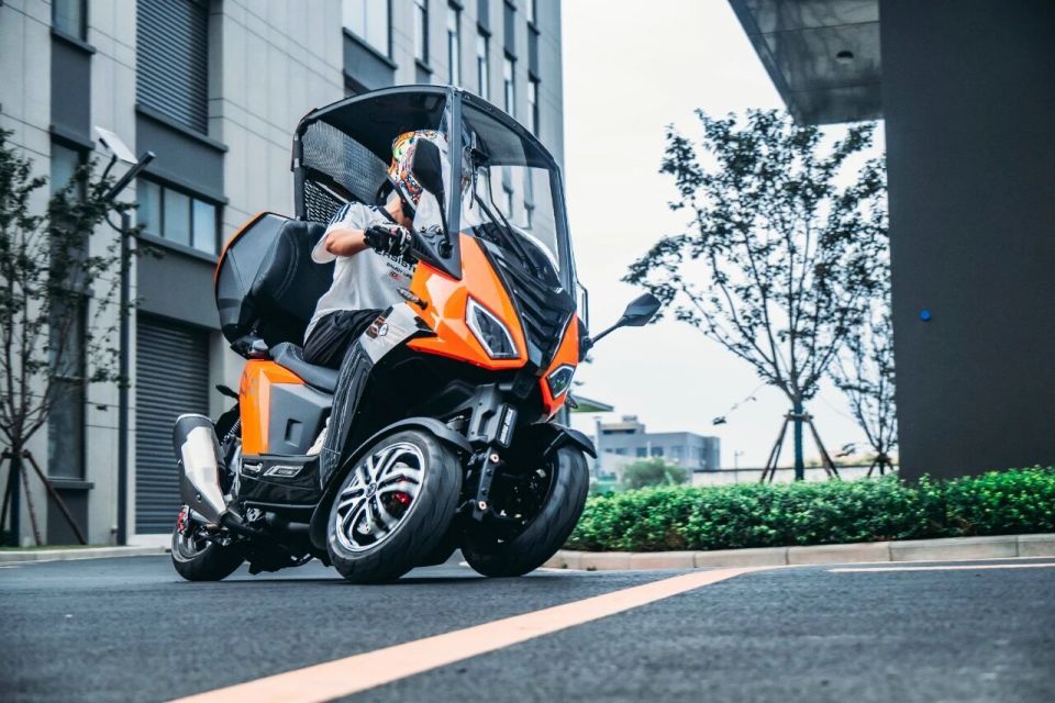 Adiva AD7智行版上市，售价26,800元——倒三轮带顶篷会不会更适合通勤？_腾讯新闻