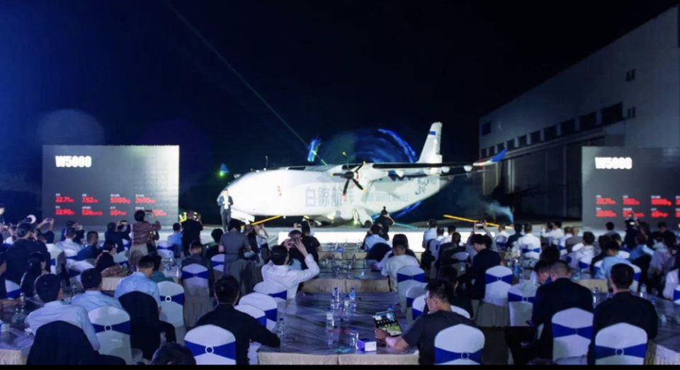 全球最大无人货运飞机！中国W5000无人机总装下线 配装两台AEP100发动机_腾讯新闻