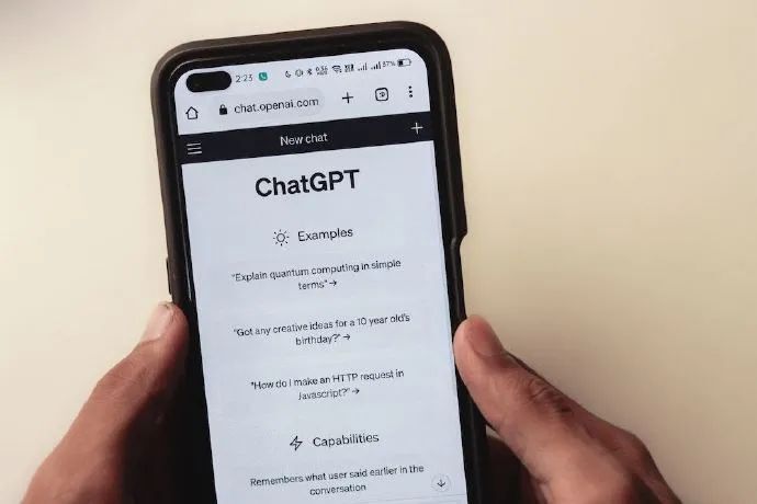 iOS版ChatGPT 获得改进的 iPad 支持和快捷方式集成；消息称字节跳动正在内部测试对话类AI项目｜AIGC动点汇_腾讯新闻