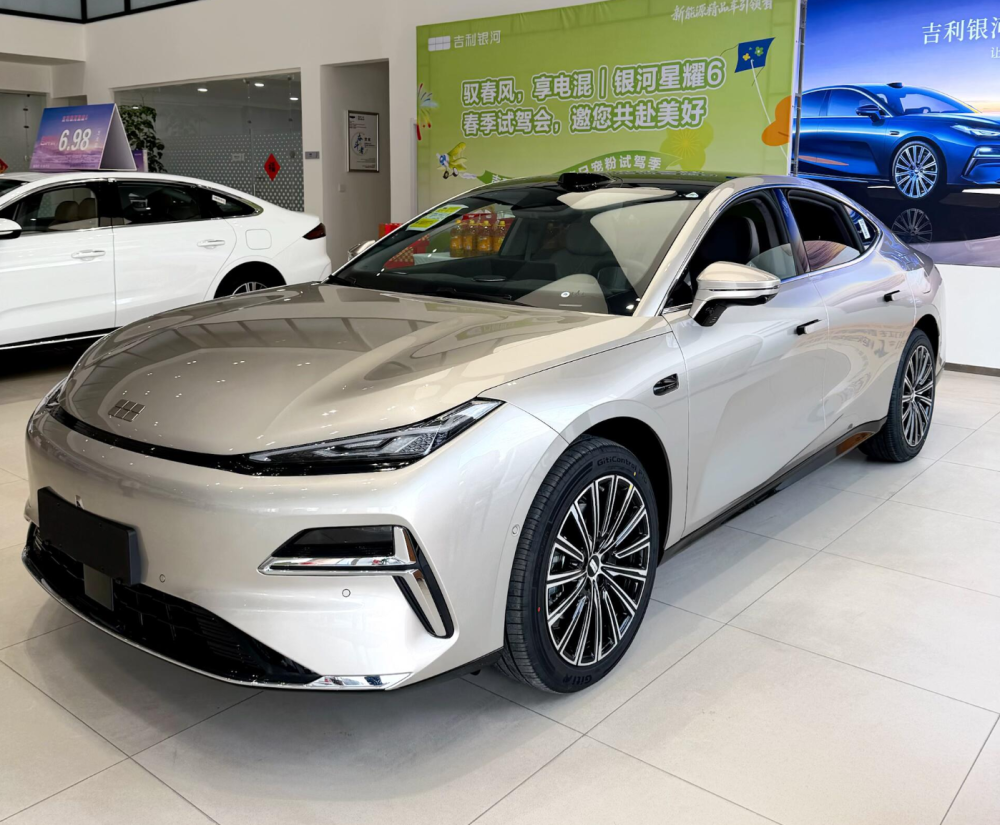 吉利银河星耀8远航家到店，纯电续航225km，激光雷达+千里浩瀚H5_腾讯新闻