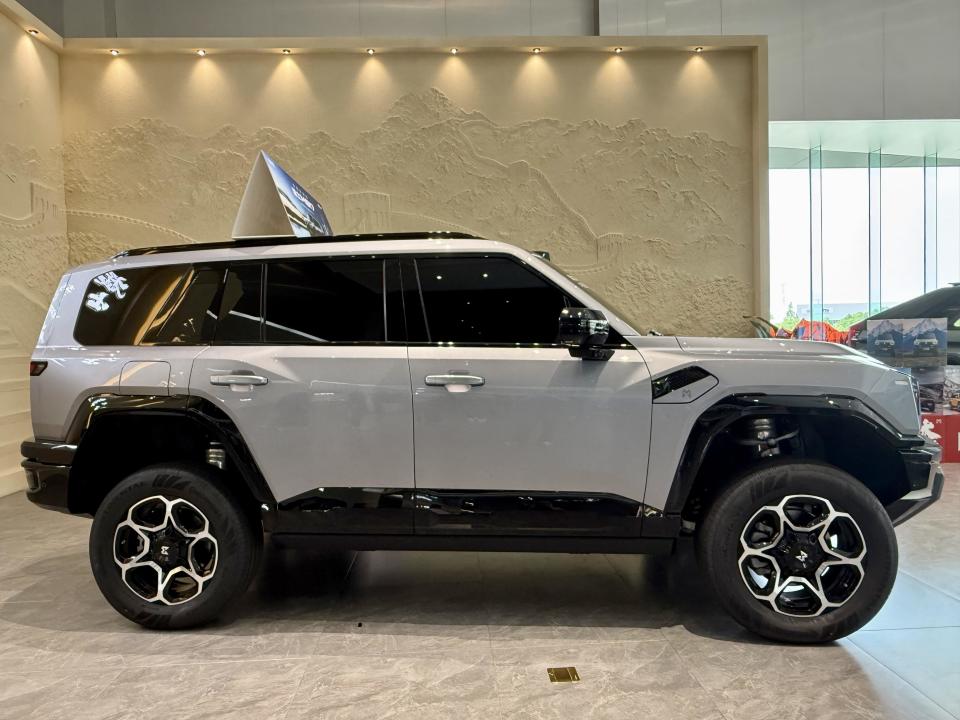 猛士M817到店实拍，车长5米1+华为乾崑，双电机551马力+空气悬架_腾讯新闻