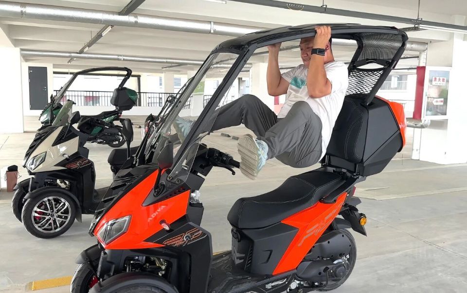 Adiva AD7智行版上市，售价26,800元——倒三轮带顶篷会不会更适合通勤？_腾讯新闻