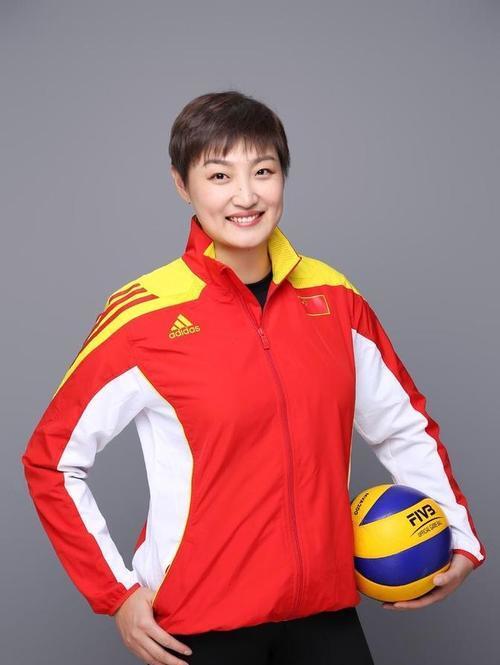 郎平接班人来了，中国女排助教杨昊被国际排联表扬，曾率队夺冠！_腾讯新闻