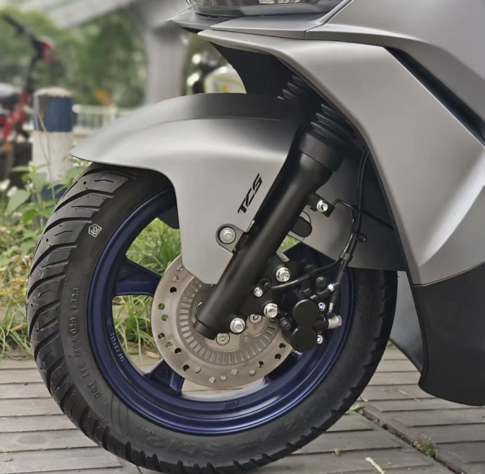 ABS+TCS！万元级运动踏板鸿125静态解读：力压铃木UY、豪爵AFR_腾讯新闻