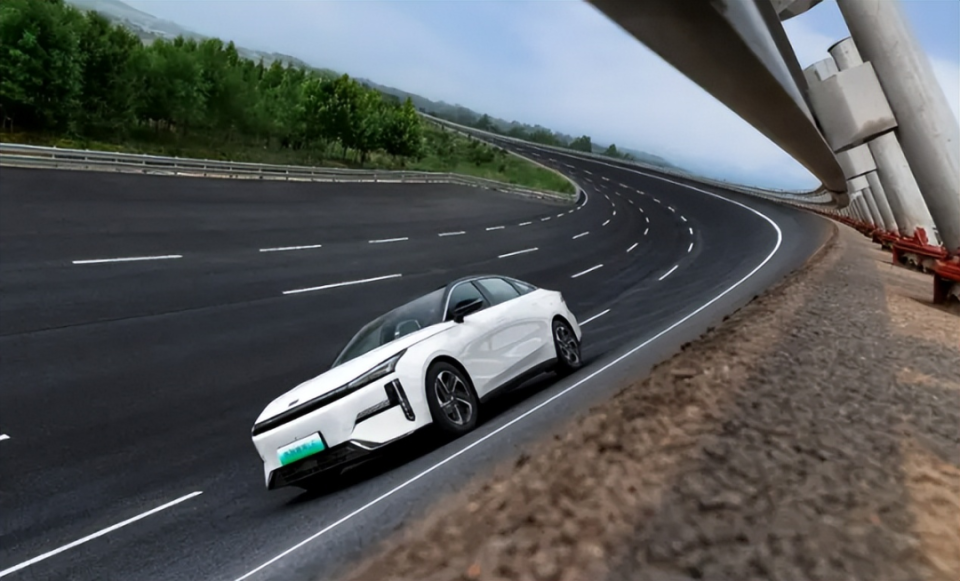 被人“忽视”的吉利银河L6极速247km/h！_腾讯新闻