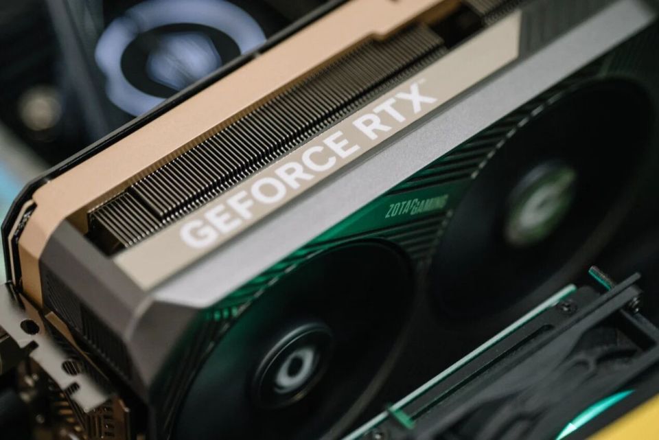 索泰GeForce RTX 5090 D v2 24GB SOLID OC评测：旗舰级性价比，游戏体验依然拉满_腾讯新闻