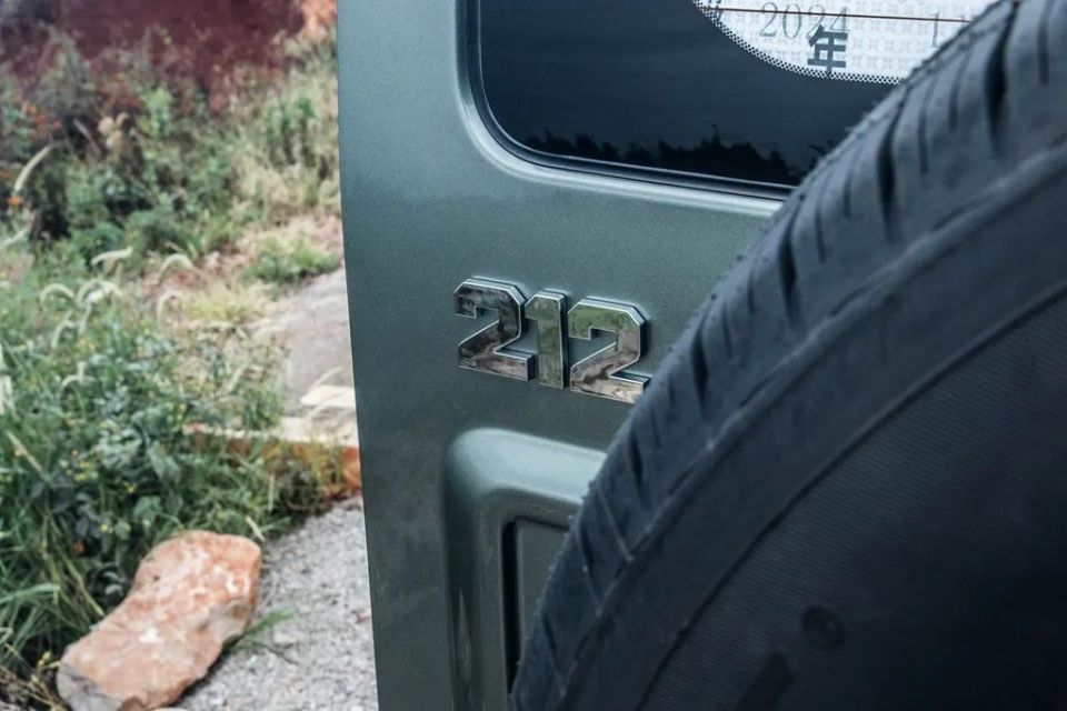 13.99万起步，中国越野车鼻祖！212 T01到底是辆什么车？_腾讯新闻